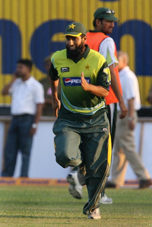 Mohammad Yousuf takes part in a race with his team-mates | ESPNcricinfo.com