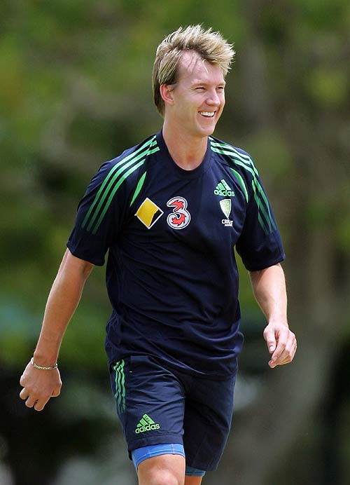 Brett Lee gets ready to bowl at Australia's training session ...