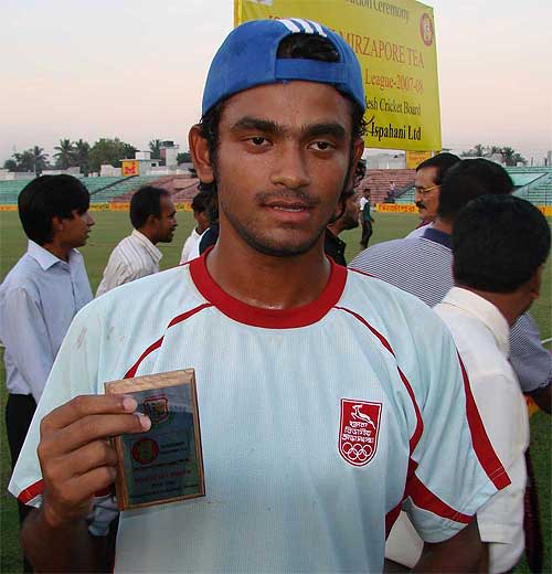 Dolar Mahmud poses with his Man-of-the-Match award | ESPNcricinfo.com