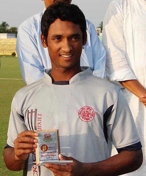 Rajshahi's Naeem Islam with the Man-of-the-Match award | ESPNcricinfo.com