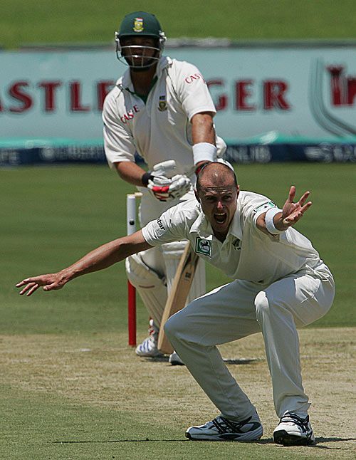 Chris Martin roars an unsuccessful appeal for the wicket of Jacques ...