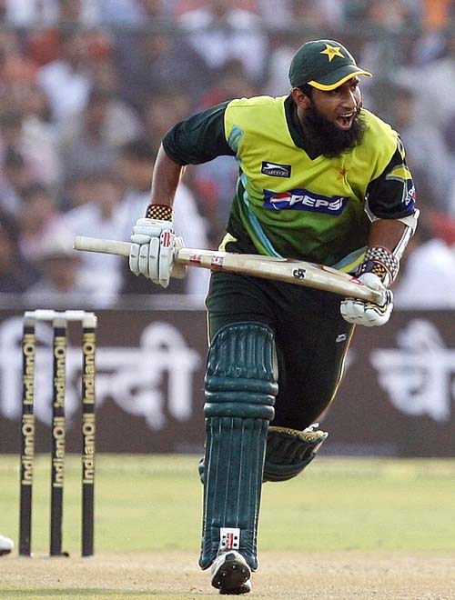 Mohammad Yousuf does the calling while setting out for a run | ESPNcricinfo.com