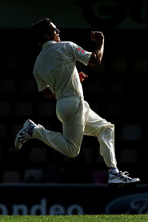 Mitchell Johnson bowls against the setting Hobart sun | ESPNcricinfo.com