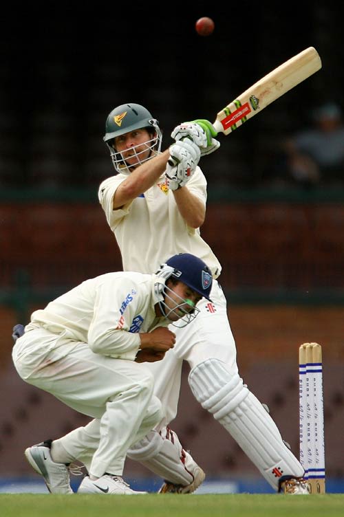 Ed Cowan takes evasive action as Michael Dighton pulls | ESPNcricinfo.com