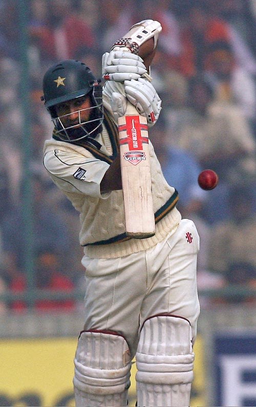 Mohammad Yousuf drives down the ground during his 27 | ESPNcricinfo.com