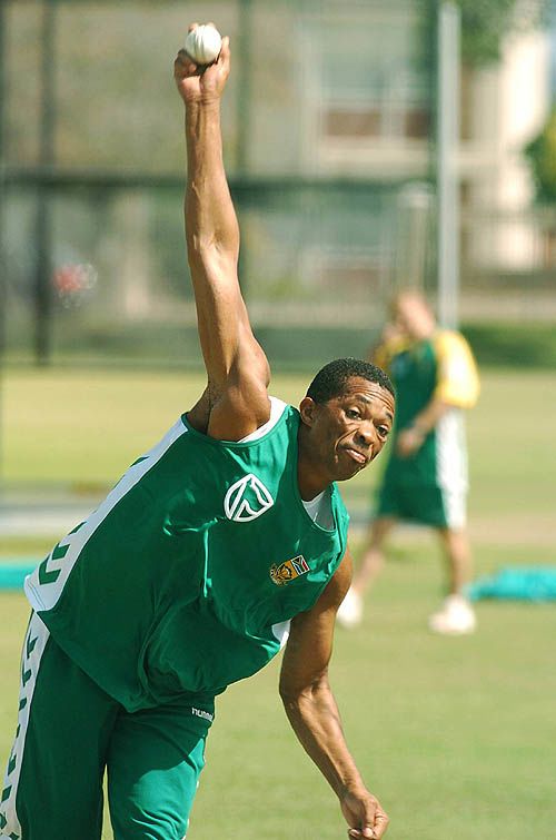 Makhaya Ntini bowls during practice | ESPNcricinfo.com