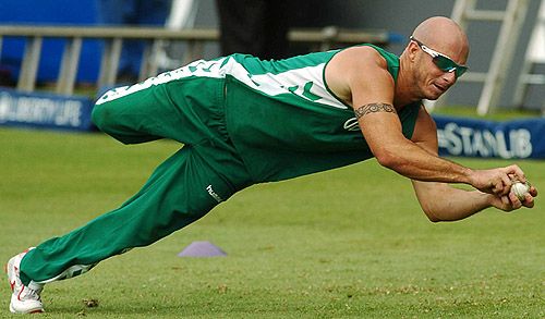 Herschelle Gibbs pulls off a diving catch | ESPNcricinfo.com