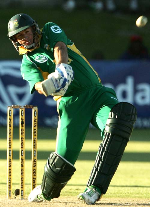 Andre Nel attempts a big hit during his 13-ball 30 | ESPNcricinfo.com