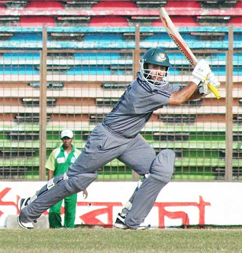 Nazimuddin square drives against Chittagong | ESPNcricinfo.com