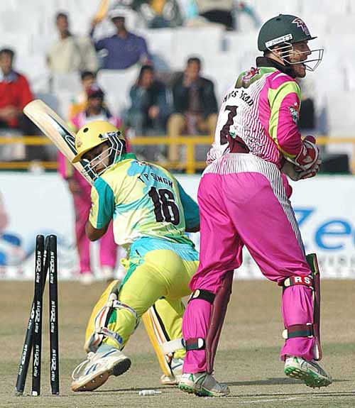 Chandigarh Lions batsman Tejinder Pal Singh is stumped by Chris Read | ESPNcricinfo.com