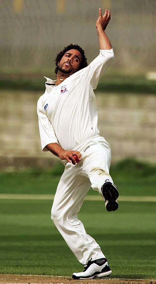 Andre Adams approaches his delivery stride | ESPNcricinfo.com