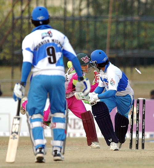 Taufeeq Umar is stumped by Chris Read | ESPNcricinfo.com