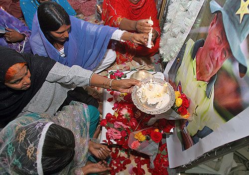 Pakistani Christians from the Convener World Minorities Alliance pray ...