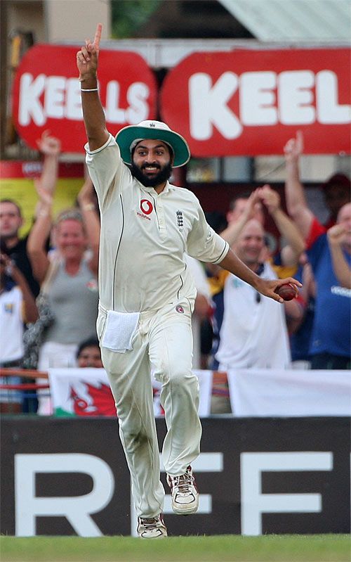 Look what I can do! Monty Panesar beams with delight after catching ...