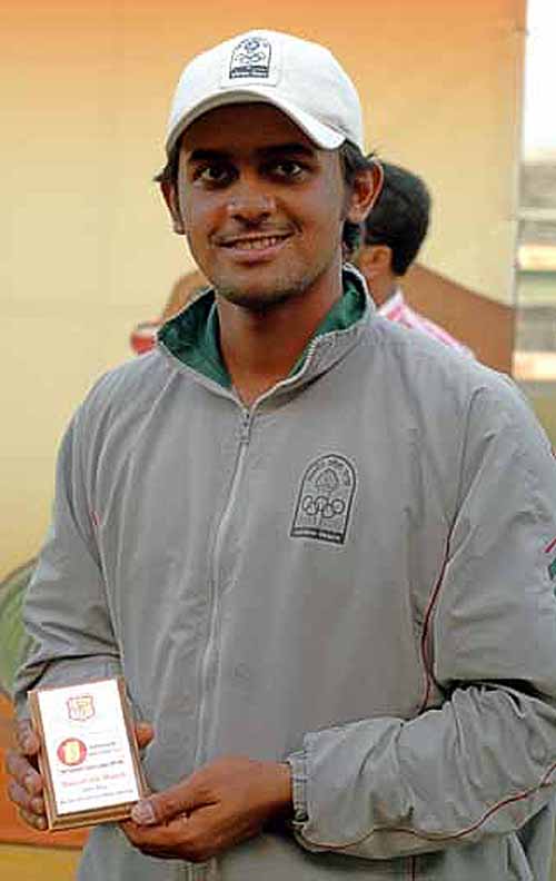 Shahriar Nafees poses with his Man-of-the-Match award | ESPNcricinfo.com