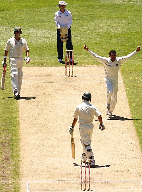 Zaheer Khan knocked back Ricky Ponting's stumps | ESPNcricinfo.com