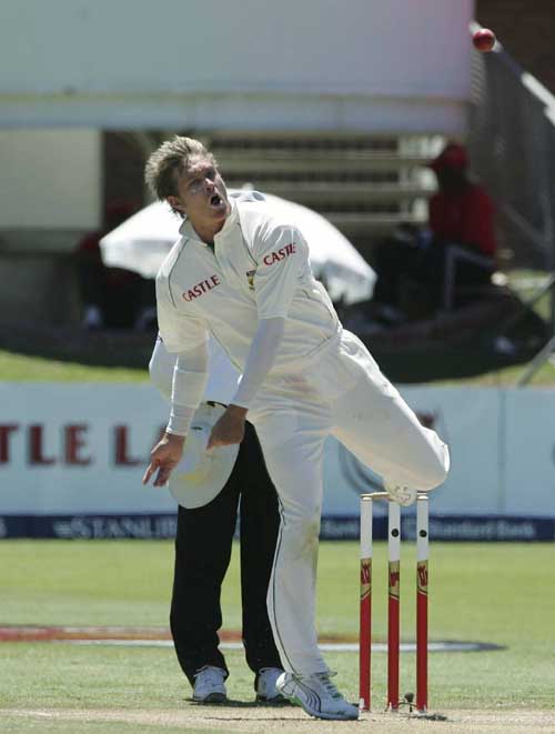Paul Harris gives the ball some air | ESPNcricinfo.com