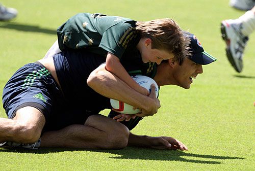 Mitchell Johnson plays with a young fan | ESPNcricinfo.com