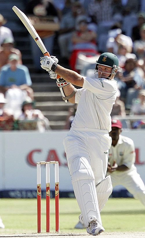 Graeme Smith lofts over midwicket during his quickfire fifty ...