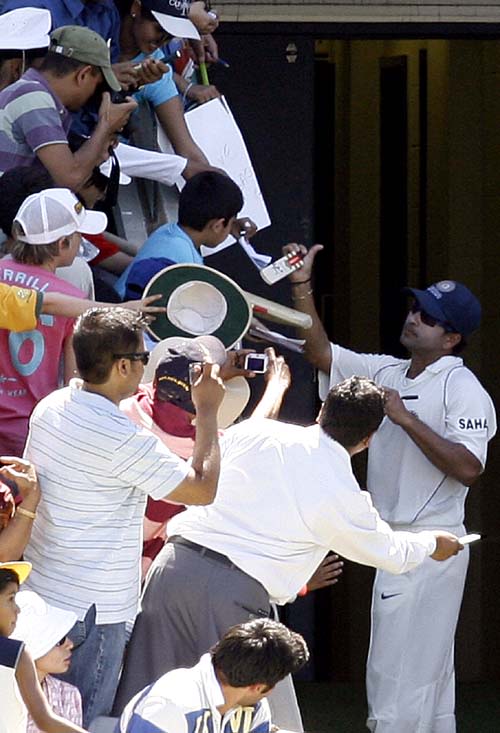 Sachin Tendulkar signs a few autographs | ESPNcricinfo.com