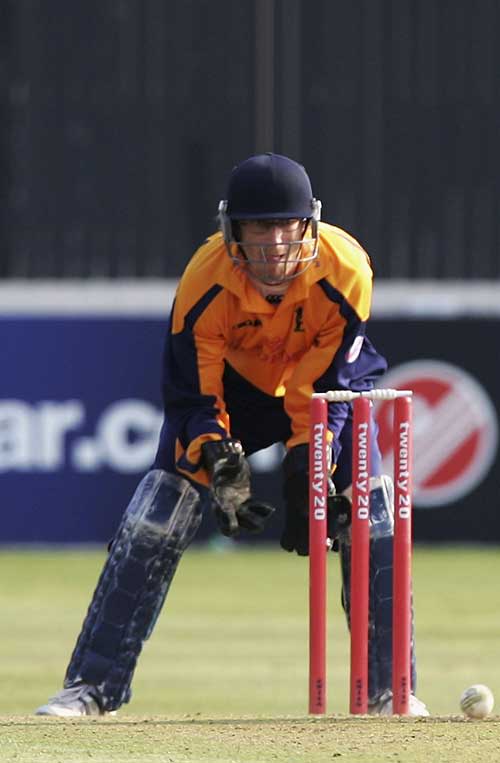 Tony Frost behind the stumps | ESPNcricinfo.com