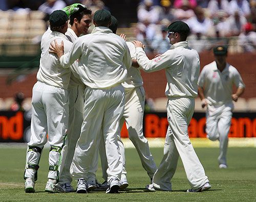 Mitchell Johnson gets the high-fives | ESPNcricinfo.com