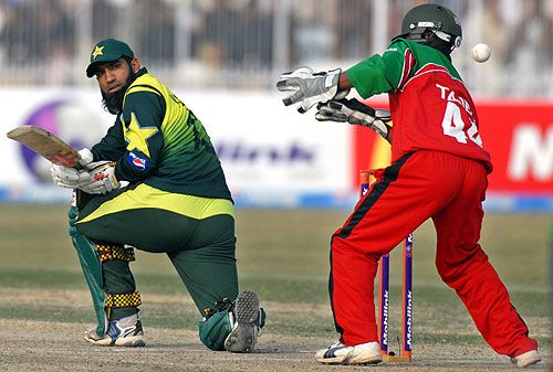 Mohammad Yousuf sweeps one fine | ESPNcricinfo.com