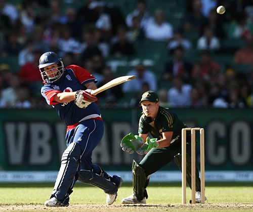 Nicky Shaw pulls hard | ESPNcricinfo.com