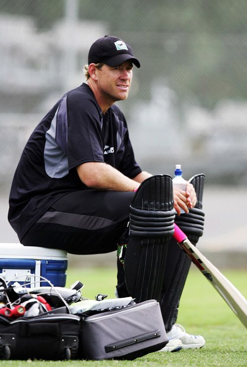 Jacob Oram cools off after having a hit in the nets | ESPNcricinfo.com