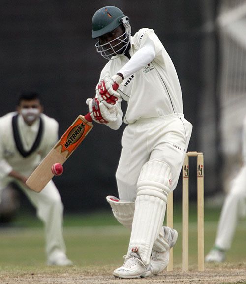 Alex Obanda on his way to 39 | ESPNcricinfo.com