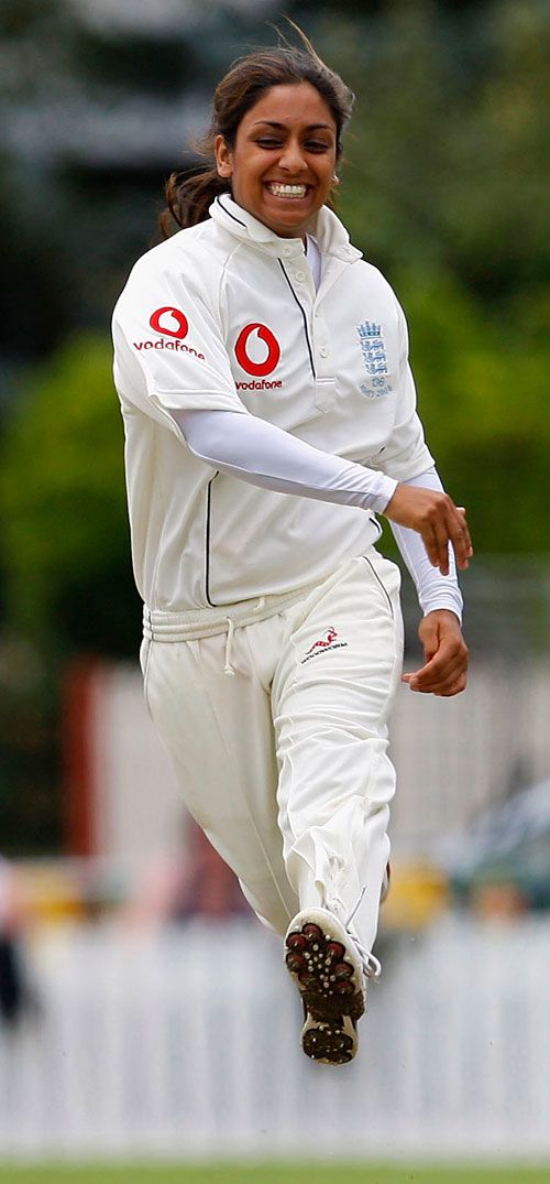 Isa Guha celebrates during her four-wicket opening burst | ESPNcricinfo.com