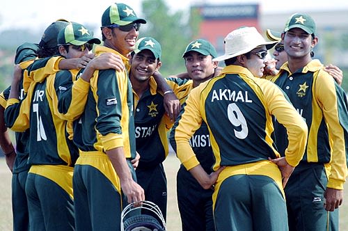 The Pakistan team huddle up at the fall of a wicket | ESPNcricinfo.com