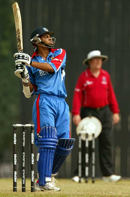 Chris Douglas latches onto a pull | ESPNcricinfo.com