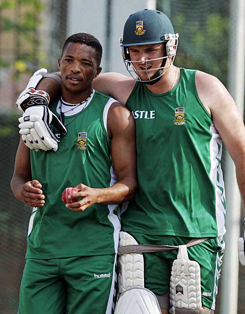 Graeme Smith and Makhaya Ntini share a few words | ESPNcricinfo.com
