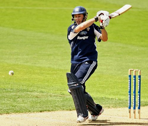 David Hussey attacks on his way to 50 | ESPNcricinfo.com