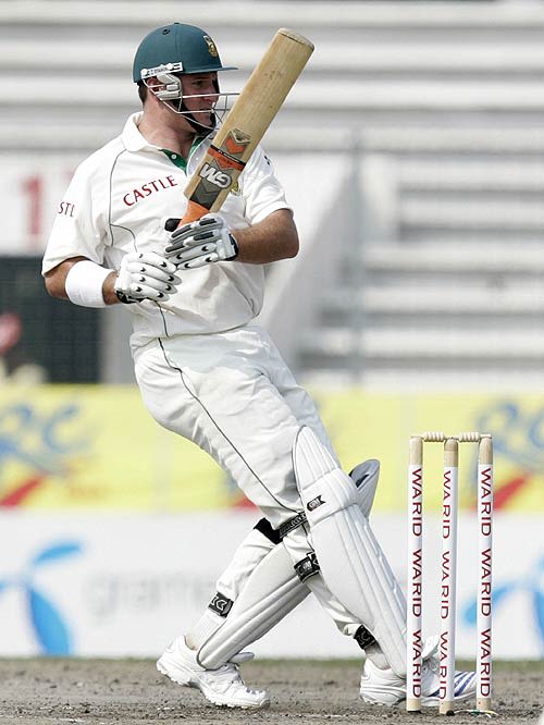 Graeme Smith pulls one away on his way to a hard-fought fifty ...