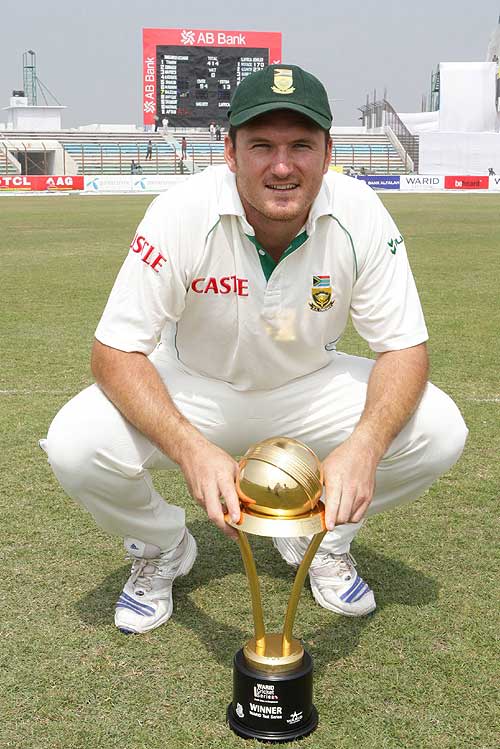Graeme Smith with the series trophy | ESPNcricinfo.com