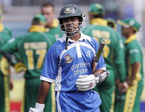 A dejected Nazimuddin walks back to the pavilion | ESPNcricinfo.com