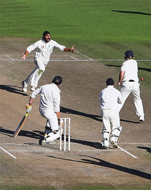 Monty Panesar traps Kyle Mills lbw | ESPNcricinfo.com
