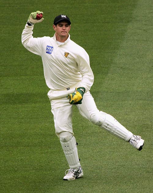 Adam Crosthwaite gets ready to throw | ESPNcricinfo.com