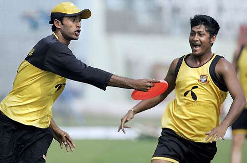 Shahadat Hossain and Dhiman Ghosh play frisbee during training ...