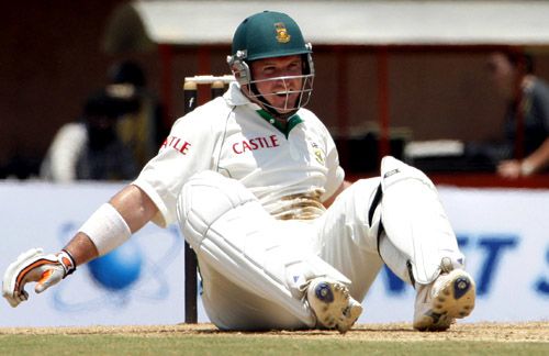 Graeme Smith manages a smile even after slipping | ESPNcricinfo.com