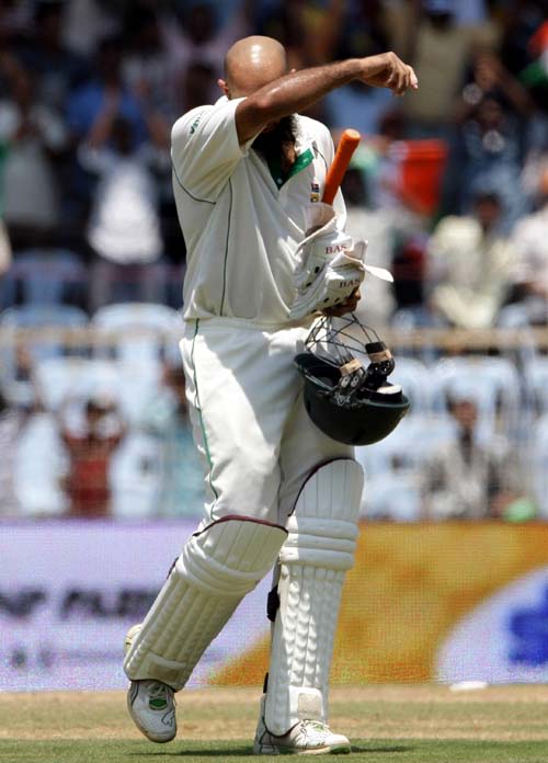 An exhausted Hashim Amla heads back | ESPNcricinfo.com