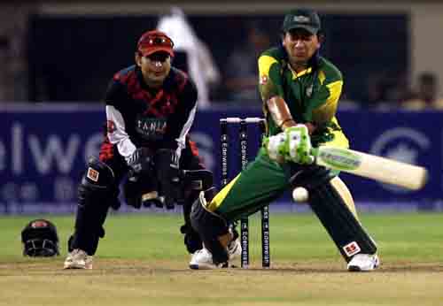 Hasan Raza brings out the reverse sweep during his 48 | ESPNcricinfo.com