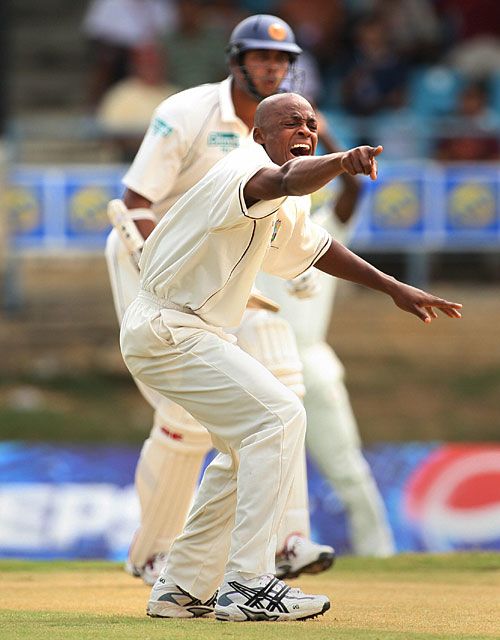 Daren Powell appeals for an lbw against Michael Vandort | ESPNcricinfo.com