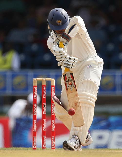 Tillakaratne Dilshan defends carefully | ESPNcricinfo.com