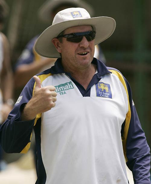 Trevor Bayliss coordinates a training session | ESPNcricinfo.com