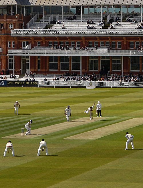 Charlie Shreck runs into bowl on the first morning of the 2008 season ...