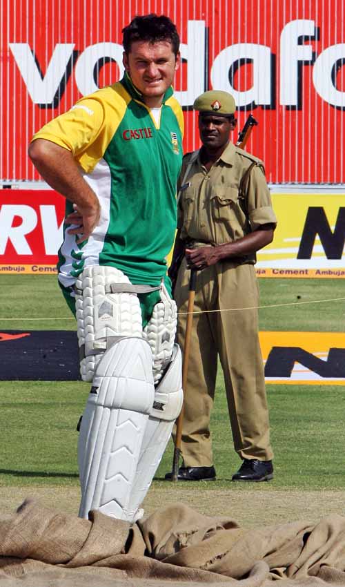 Graeme Smith takes one hard look at the pitch | ESPNcricinfo.com