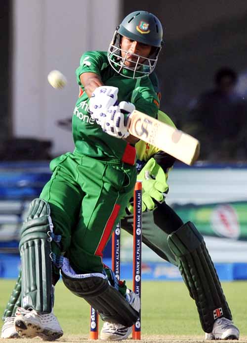 Shakib Al Hasan readies to smack a short delivery | ESPNcricinfo.com